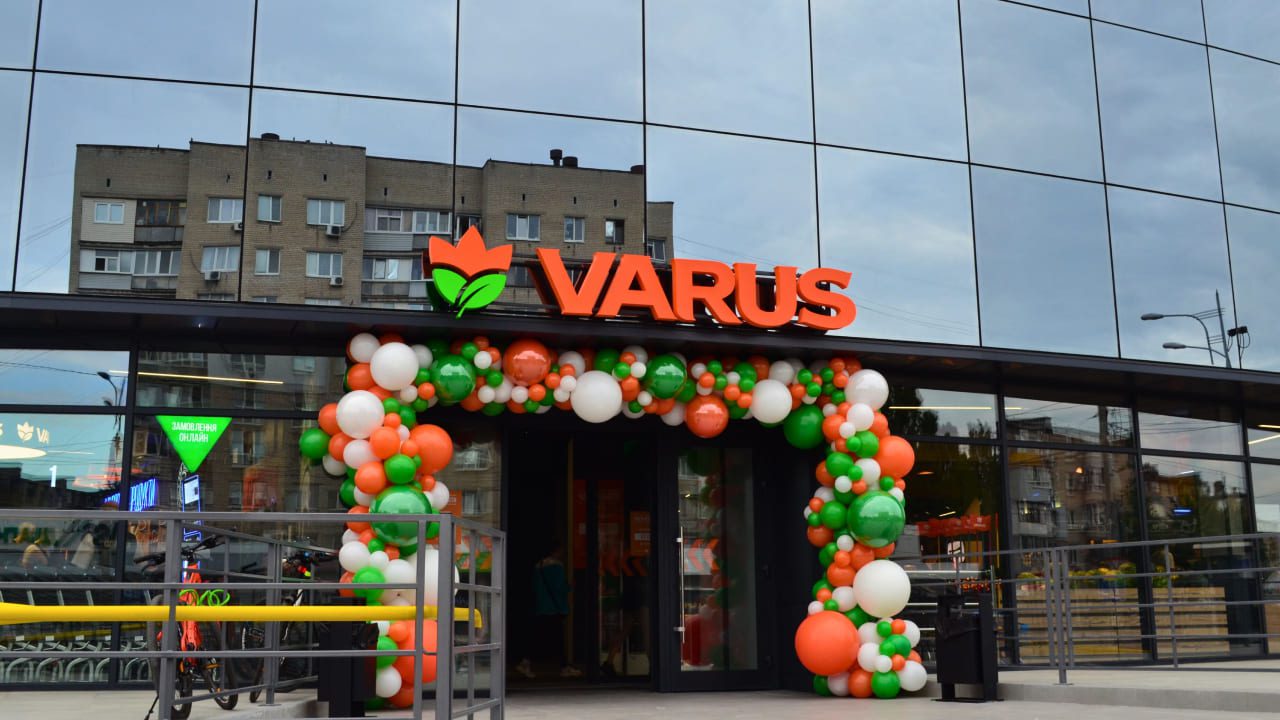 Неработающий 60-летний кинотеатр "Правда" в Днепре превратился в супермаркет VARUS | Украинский ...